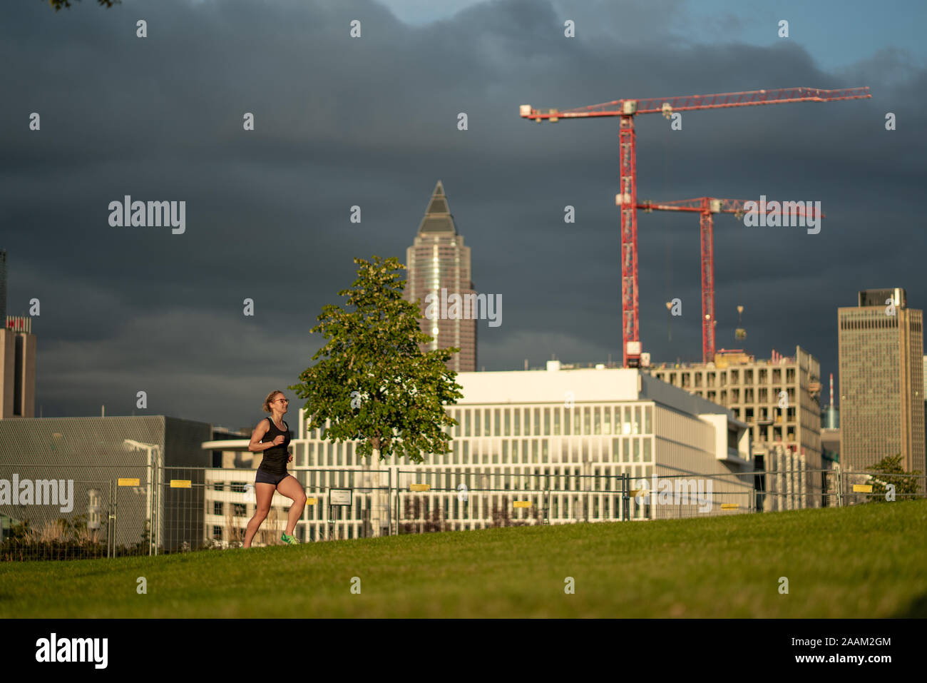 A young girl is engaged in individual sports and runs in a big city ...