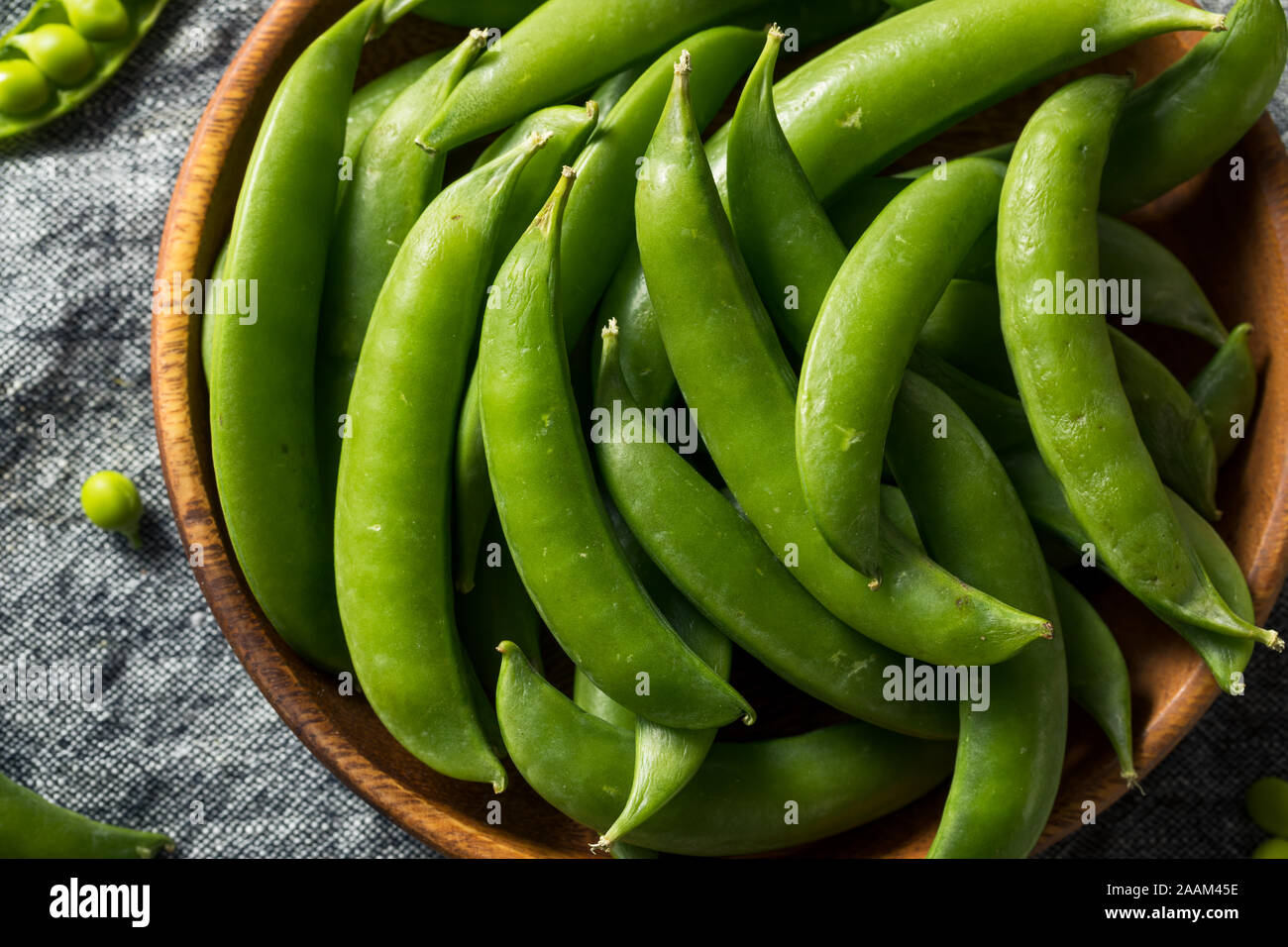 Raw Green Organic Sugar Snap Peas in a Bunch Stock Photo - Alamy