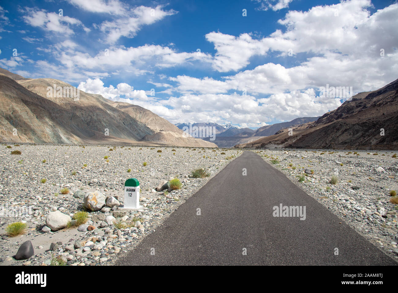 Empty valley hi-res stock photography and images - Alamy