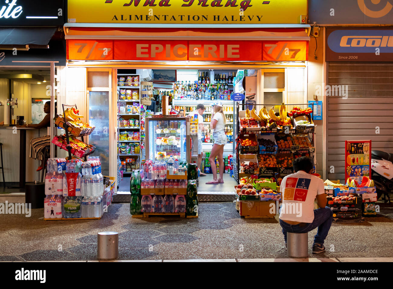 French grocery store hi-res stock photography and images - Alamy