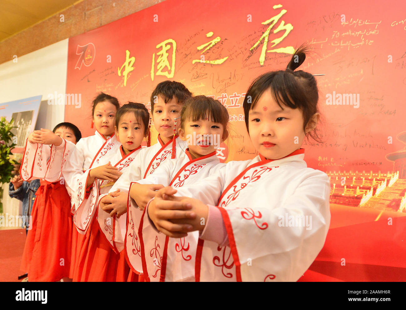 Kuwait City, Kuwait. 22nd Nov, 2019. Children perform at the "China ...