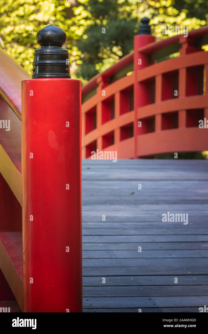 Red japanese bridge hi-res stock photography and images - Alamy