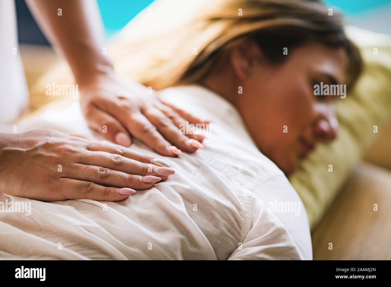 Reiki back therapy Stock Photo - Alamy