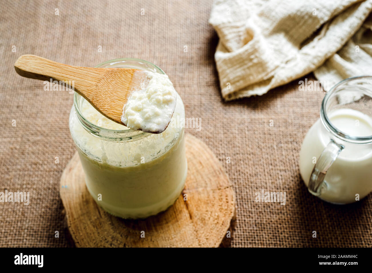 To prepare a breakfast of kefir you need whole milk, kefir grains and a ...