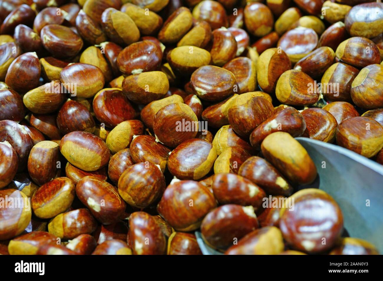 Fresh chestnuts in the shell at a farmers market Stock Photo - Alamy
