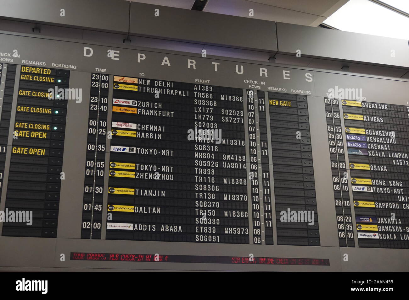 Flight information board hi-res stock photography and images - Alamy