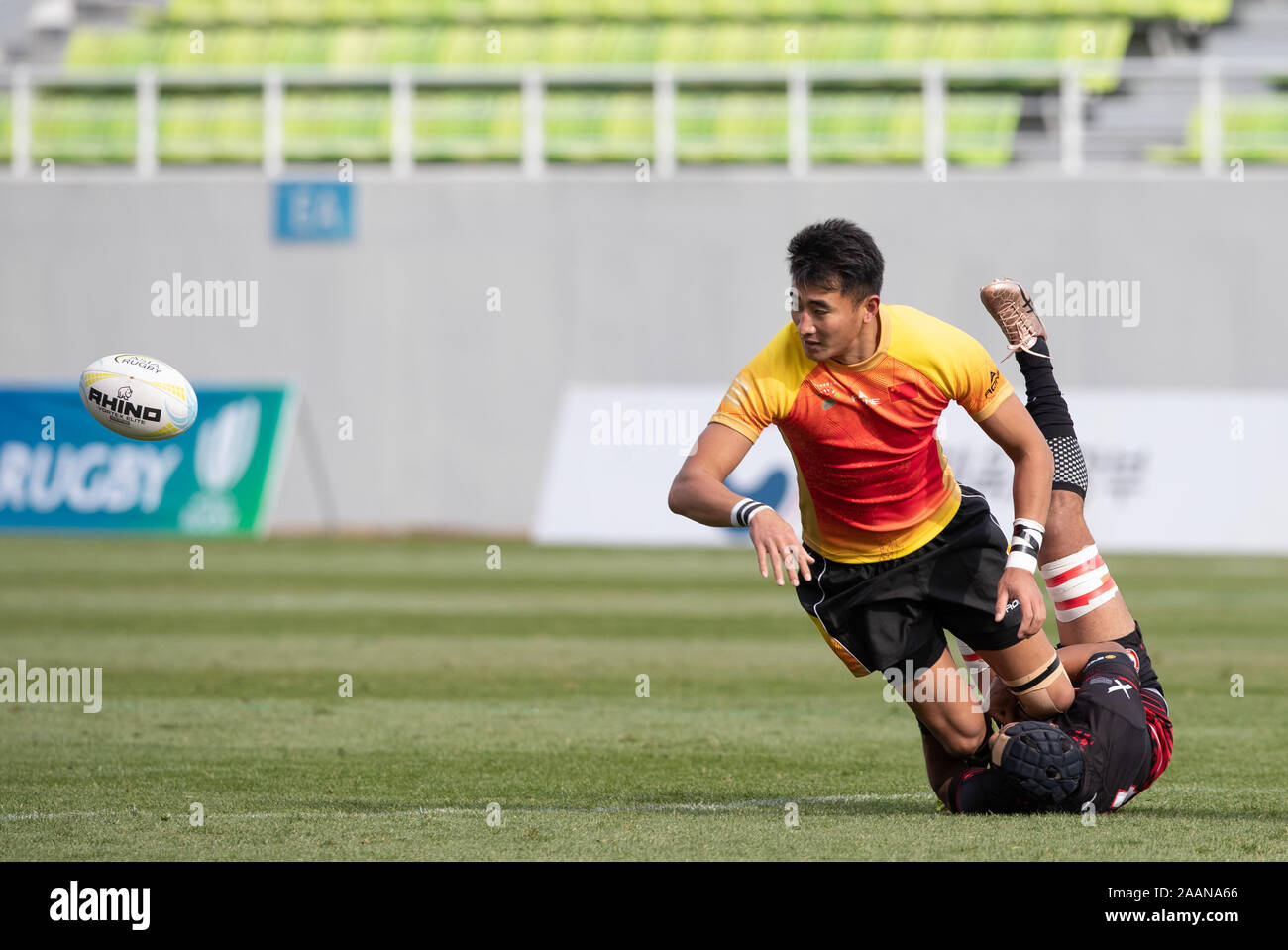 Incheon, South Korea. 23rd Nov, 2019. Gao Bing (L) of China competes ...