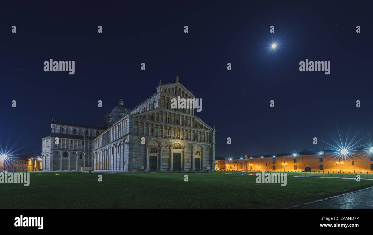 Night view of the Leaning Tower of Pisa and Pisa Cathedral on Square of ...