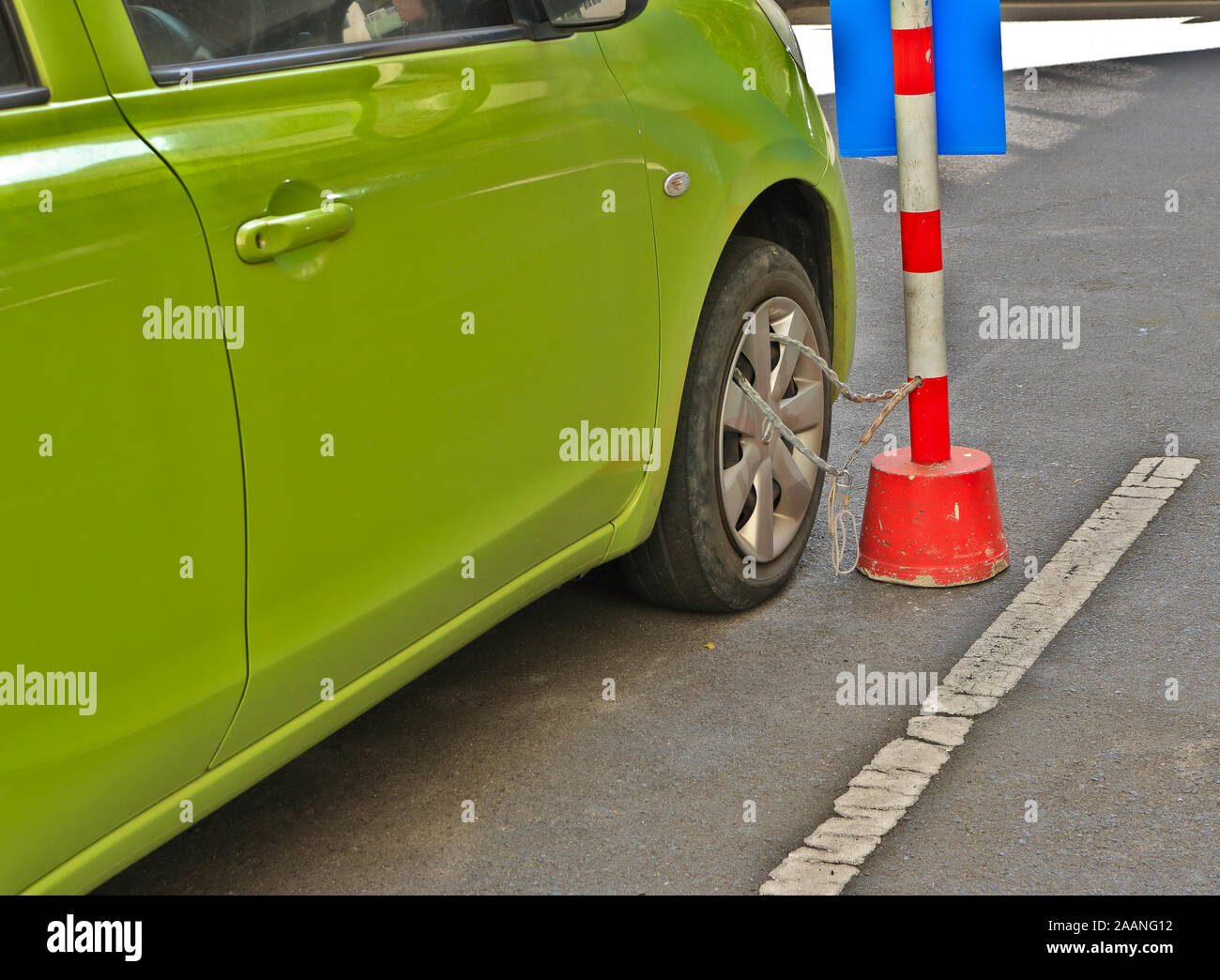 Wheel clamp hi-res stock photography and images - Alamy