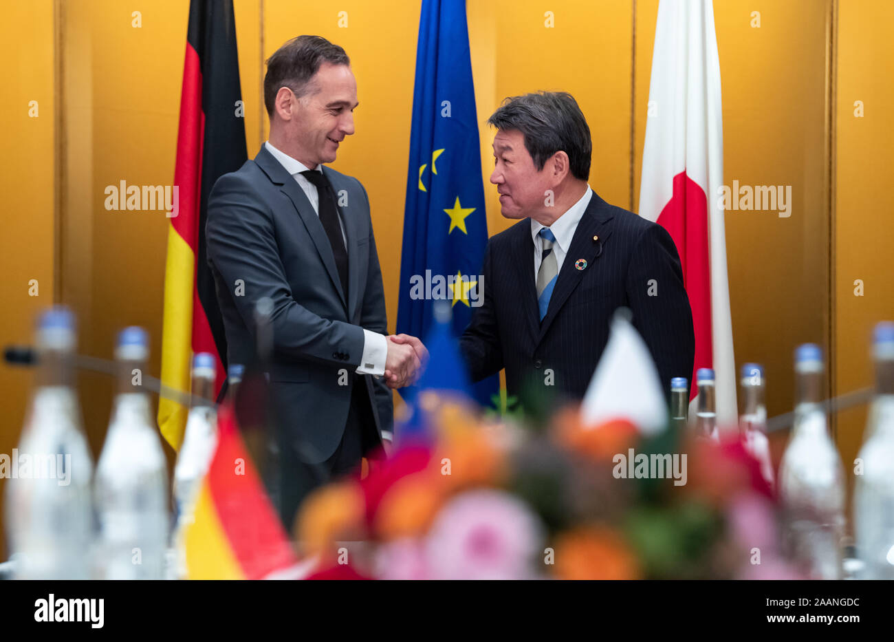 Nagoya, Japan. 22nd Nov, 2019. Heiko Maas (l, SPD), Foreign Minister ...
