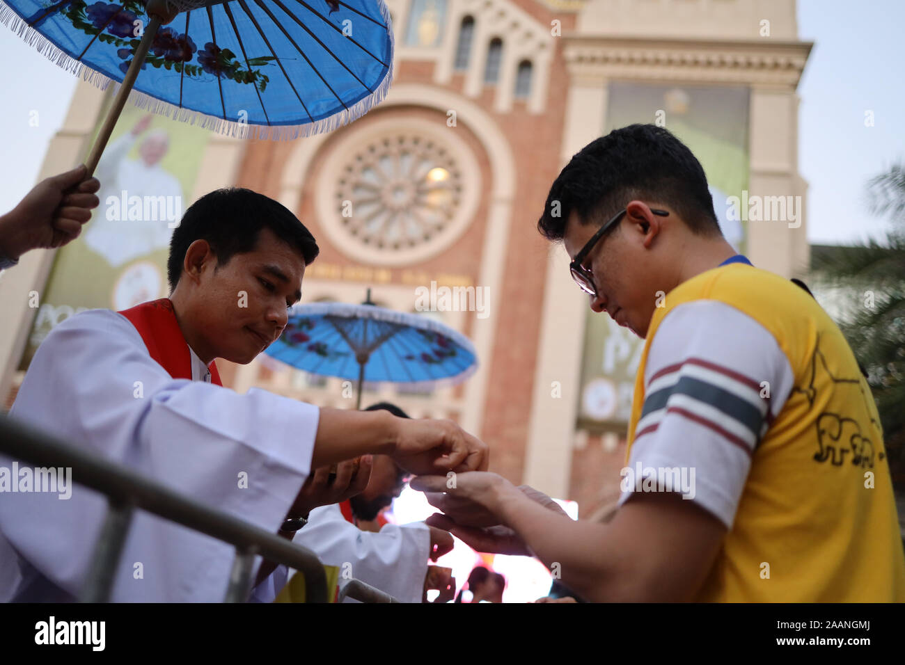 Priest offering communion hi-res stock photography and images - Alamy