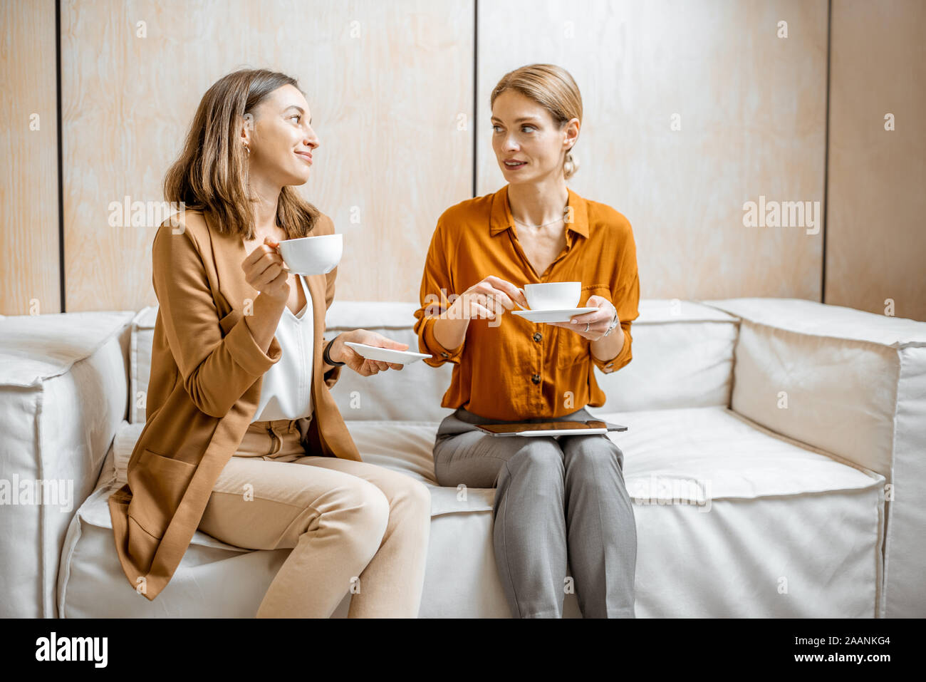 Two women talking sofa couch hi-res stock photography and images - Alamy