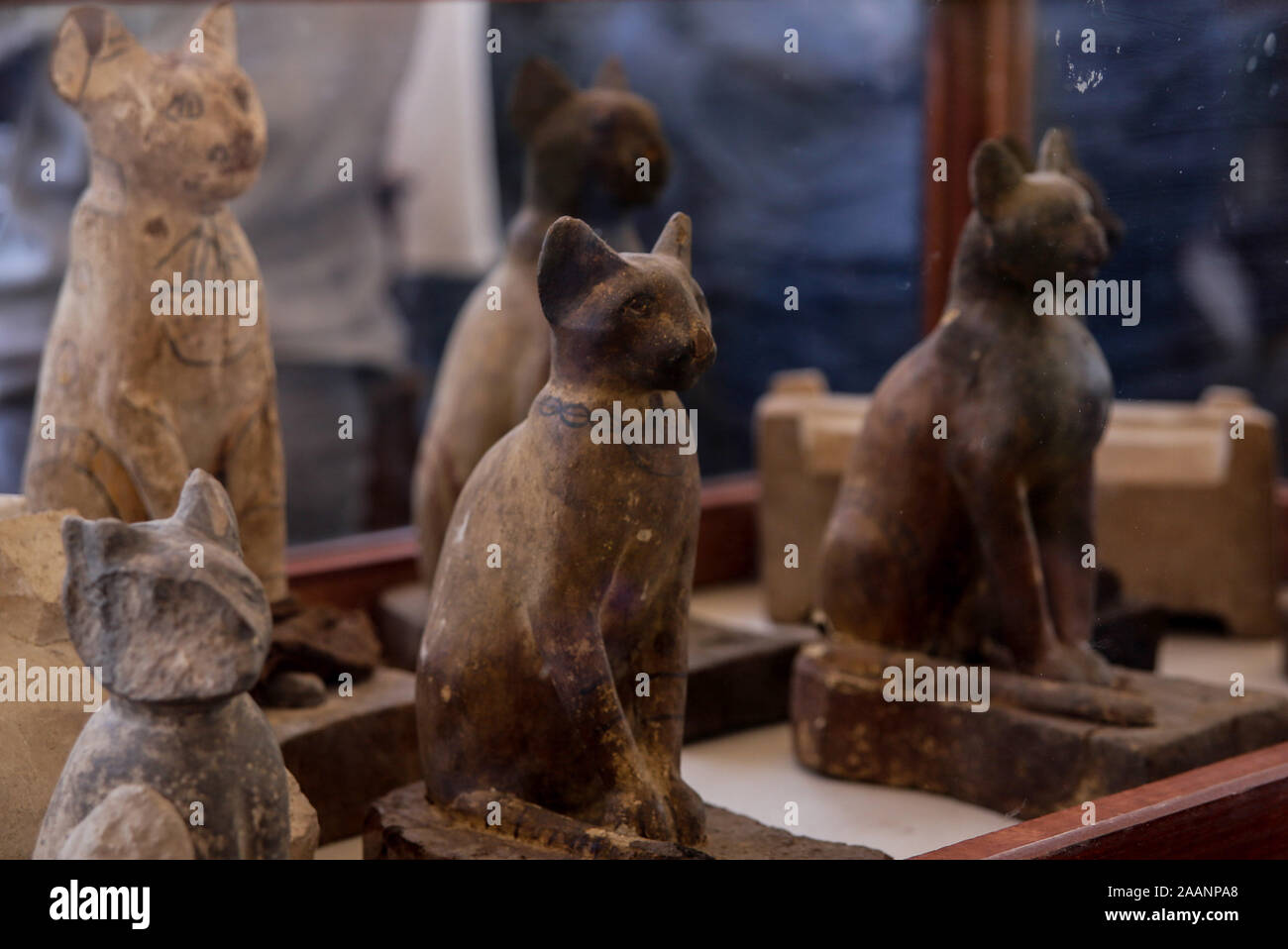 Cat statues hi-res stock photography and images - Alamy