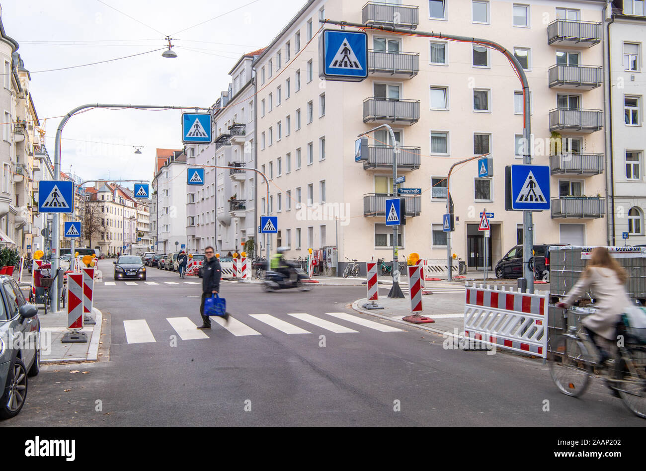 Munich, Germany. 23rd Nov, 2019. Passers-by, cyclists and motorists ...