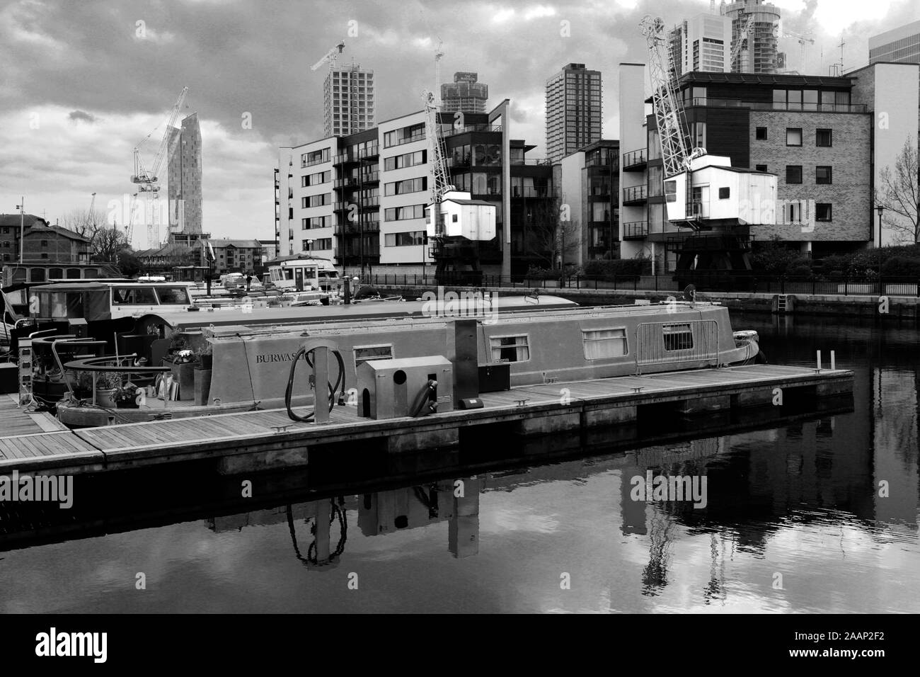Thames docks boats Black and White Stock Photos & Images - Alamy