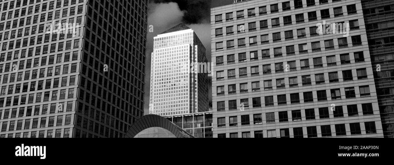Skyscrapers in One Canada Square, Canary Wharf, Borough of Tower ...