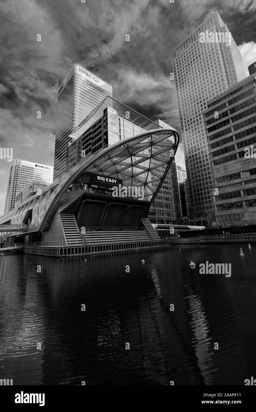 Skyscrapers in One Canada Square, Canary Wharf, Borough of Tower ...