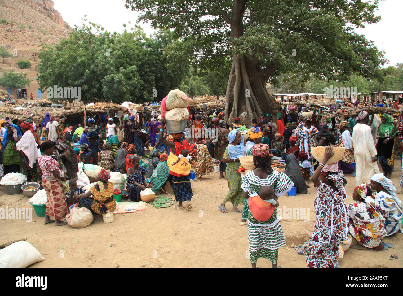 Dogon country : village of Bamba Stock Photo - Alamy