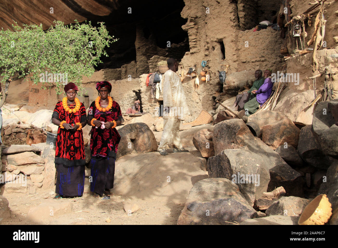 Dogon women hi-res stock photography and images - Alamy