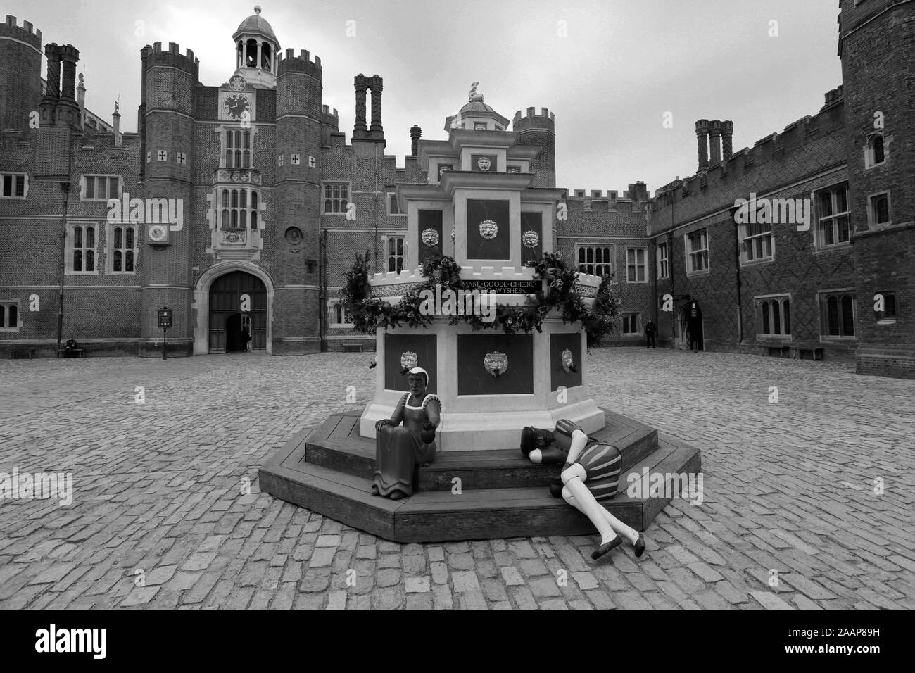 Base court hampton court palace hi-res stock photography and images - Alamy