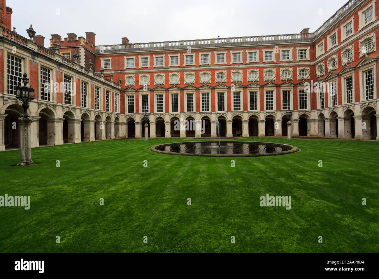 Fountain court hampton court palace hi-res stock photography and images ...