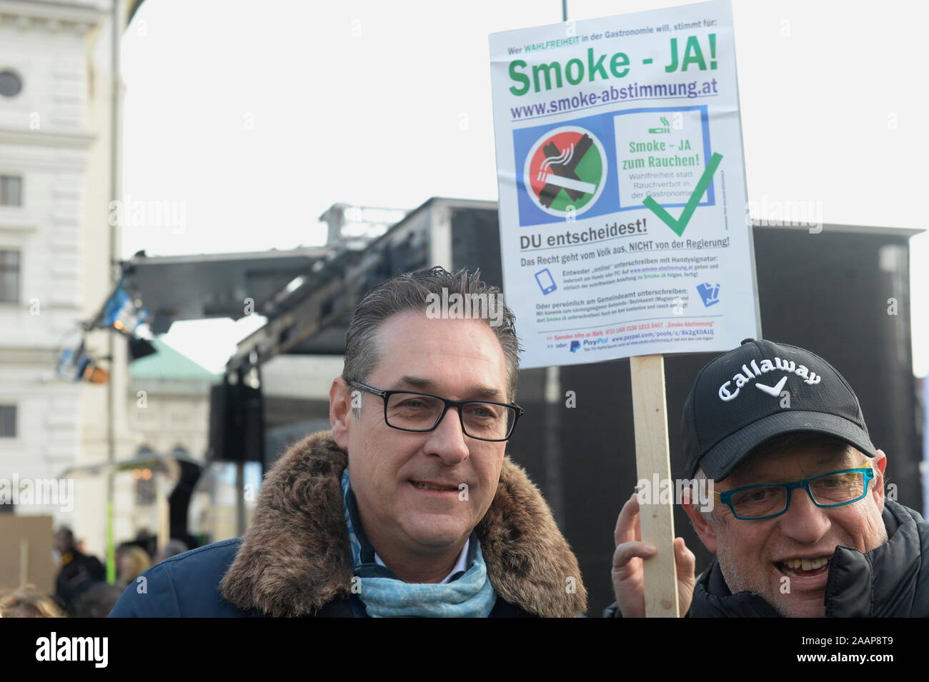 Smokers and non smokers hi-res stock photography and images - Alamy