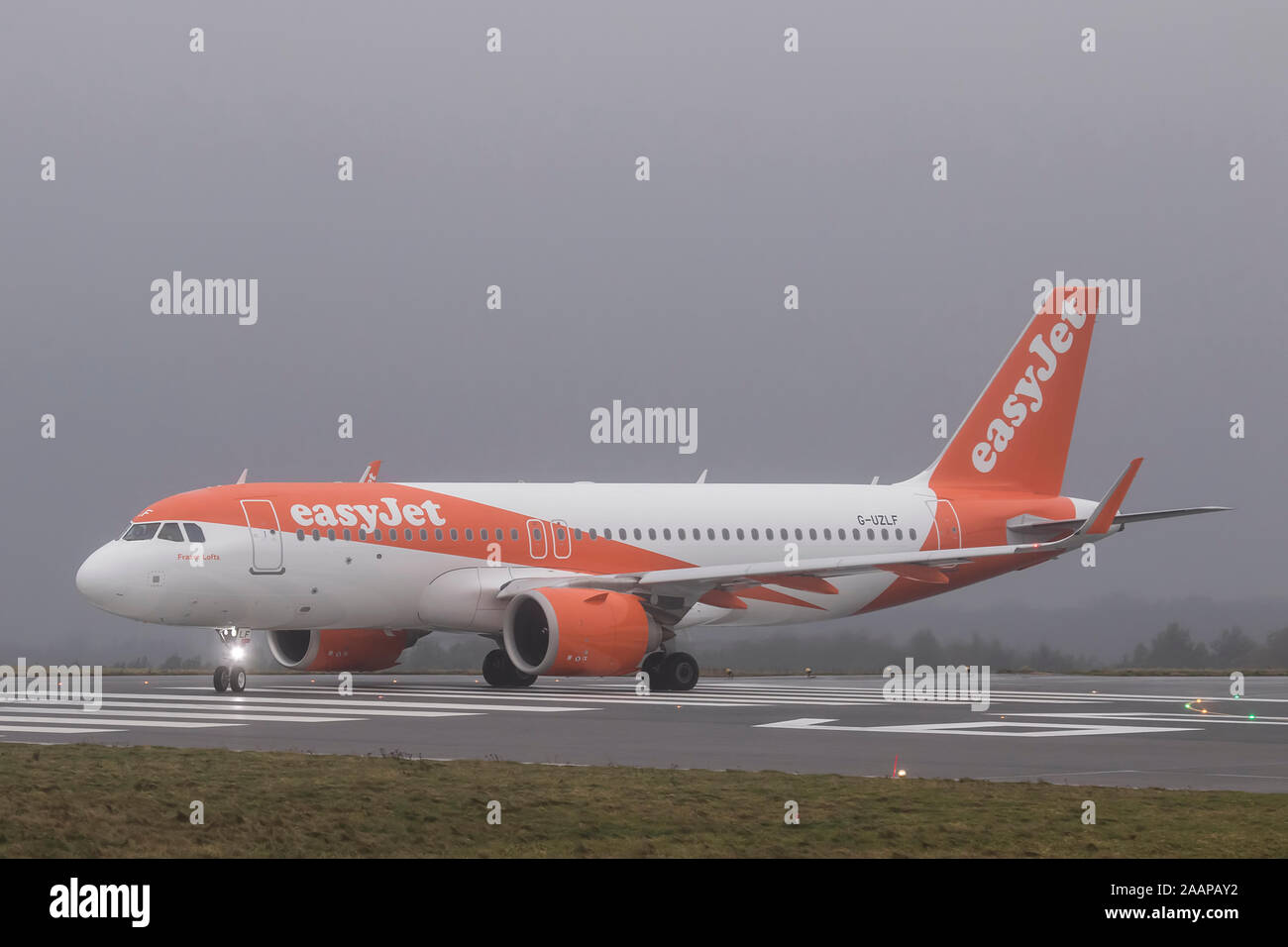 G-UZLF Airbus A320 of easyJet at Bristol Airport Stock Photo - Alamy