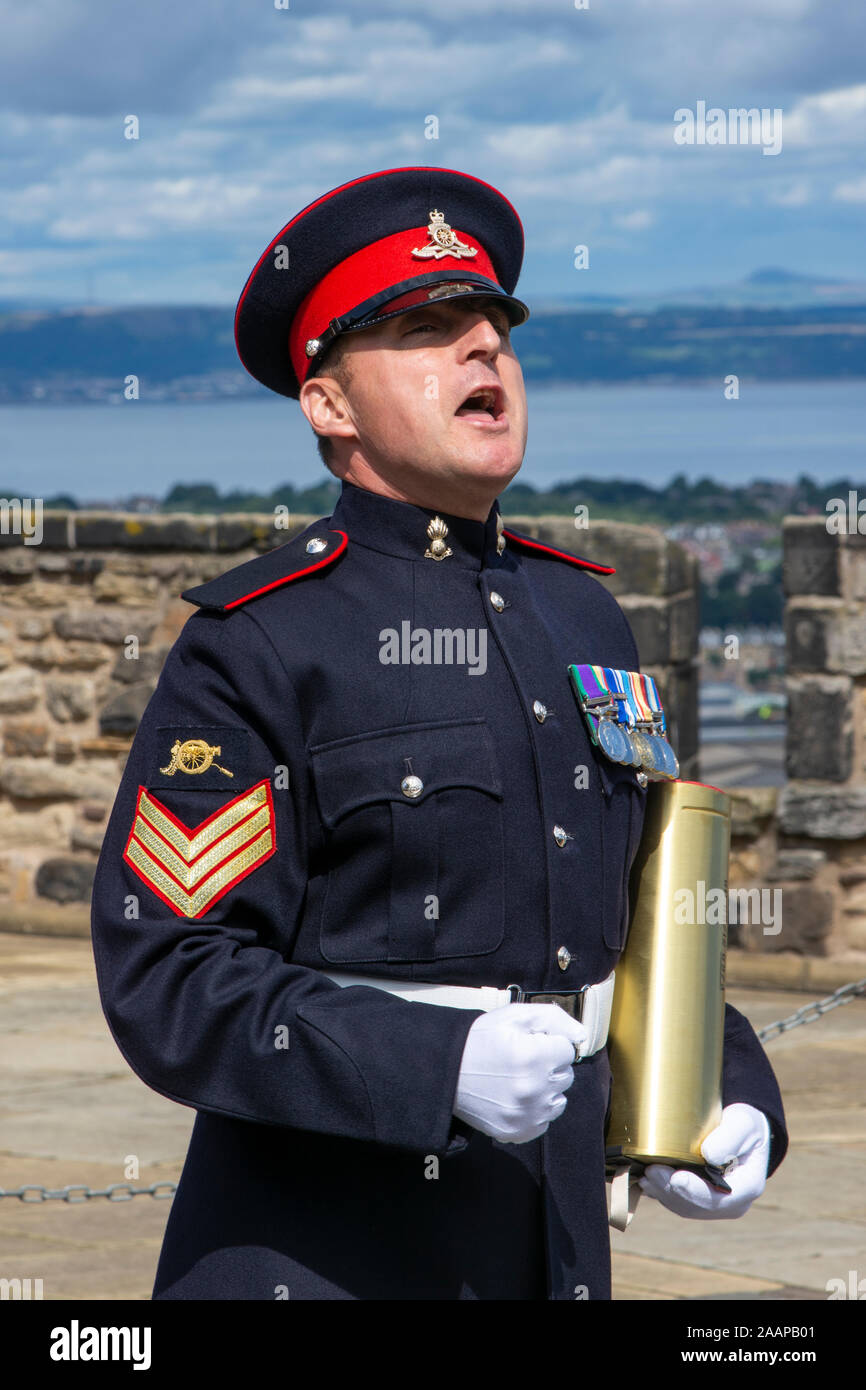 District Gunner, the One O'clock gun, Edinburgh castle Stock Photo - Alamy