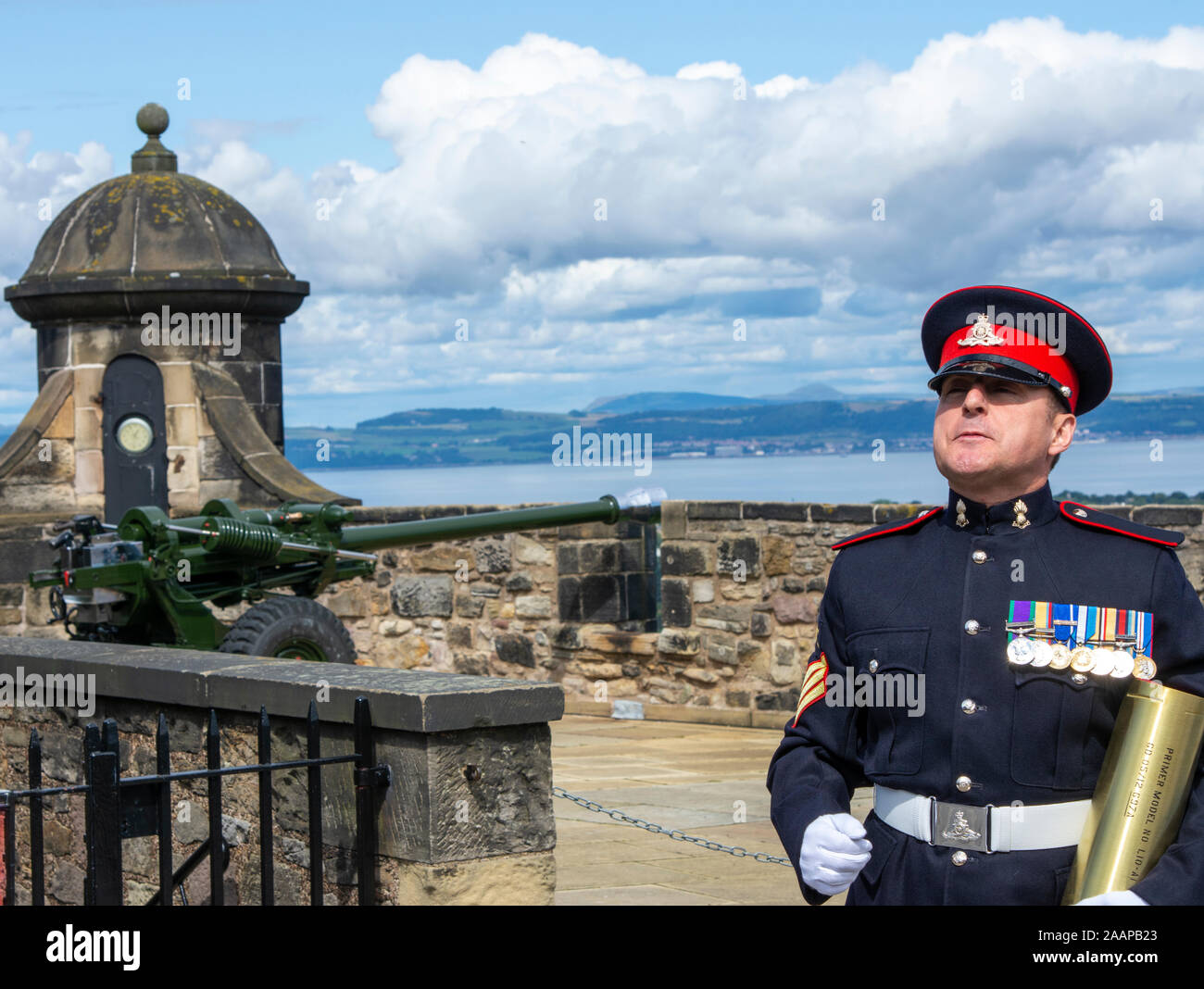 Edinburgh castle one o clock gun hi-res stock photography and images ...