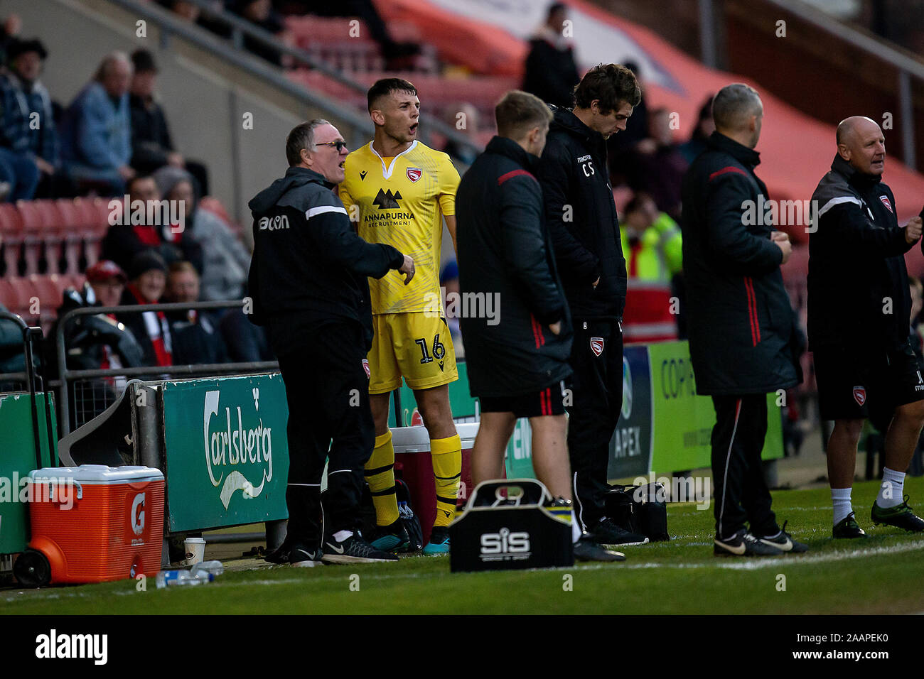 Sport football arguing red card hi-res stock photography and images - Alamy