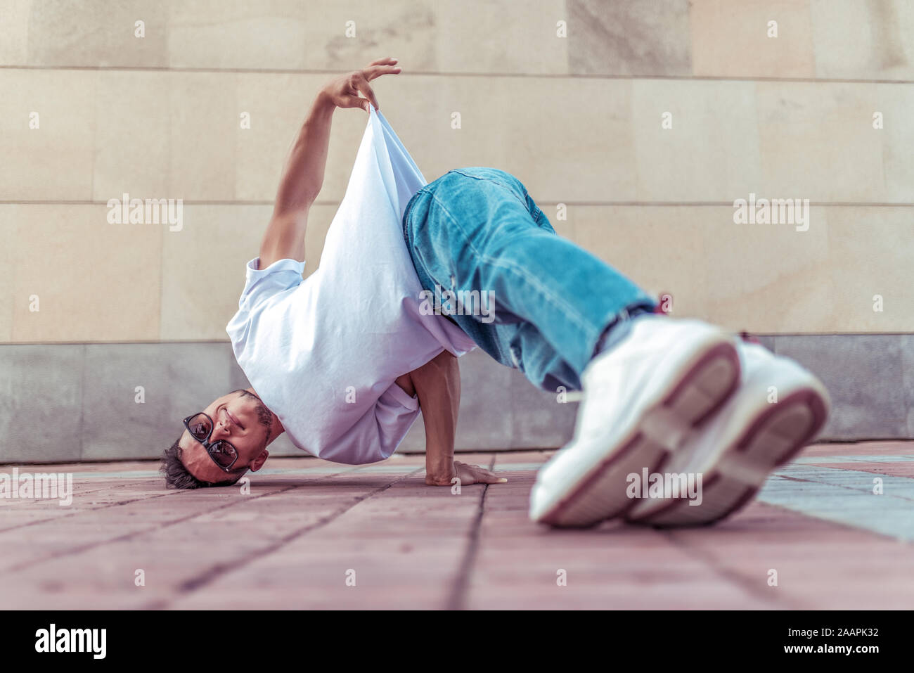 Break dance headstand hi-res stock photography and images - Alamy