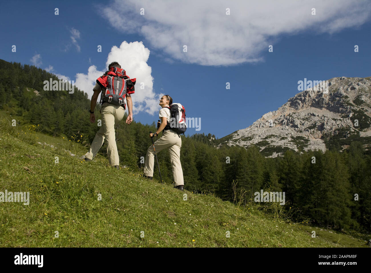 Paar wandert in alpiner Landschaft Stock Photo - Alamy