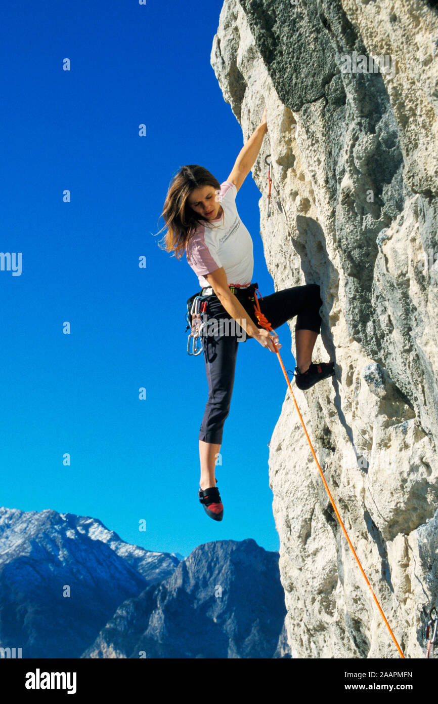 Frau klettert am Berg Stock Photo - Alamy