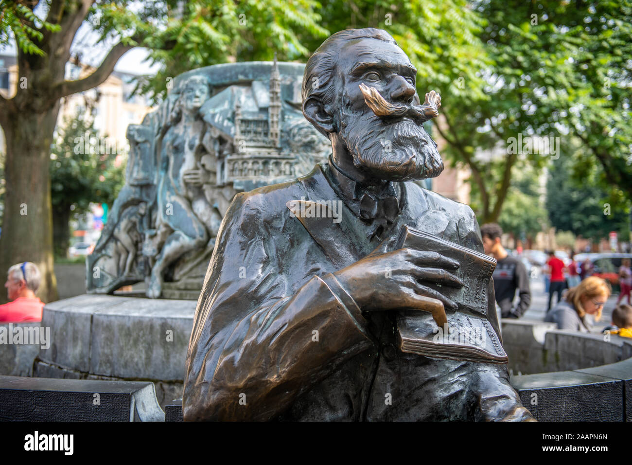 Statue of a man holding book hi-res stock photography and images - Alamy