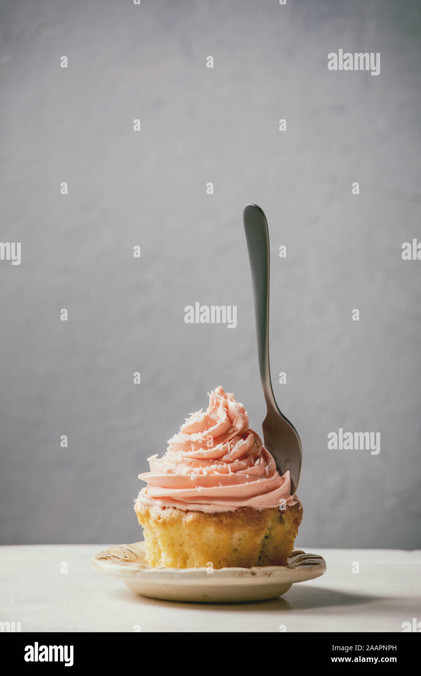 Homemade cupcake with buttercream Stock Photo - Alamy