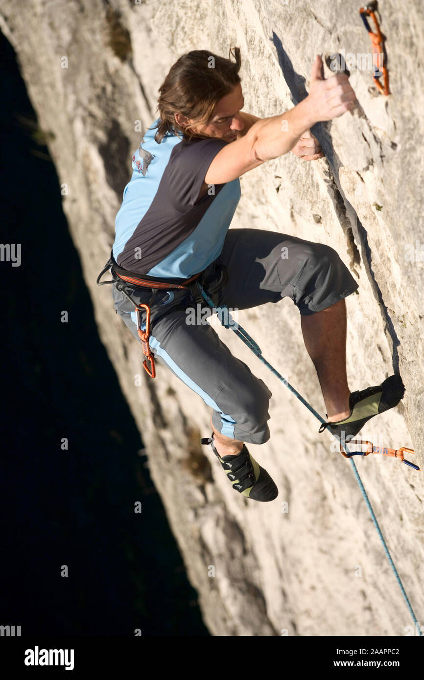 Frau klettert am Berg Stock Photo - Alamy