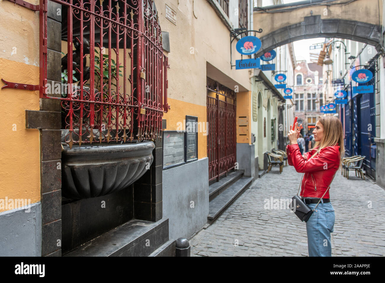 The iconic Jeanneke-Pis statue, Brussels, Belgium Stock Photo - Alamy