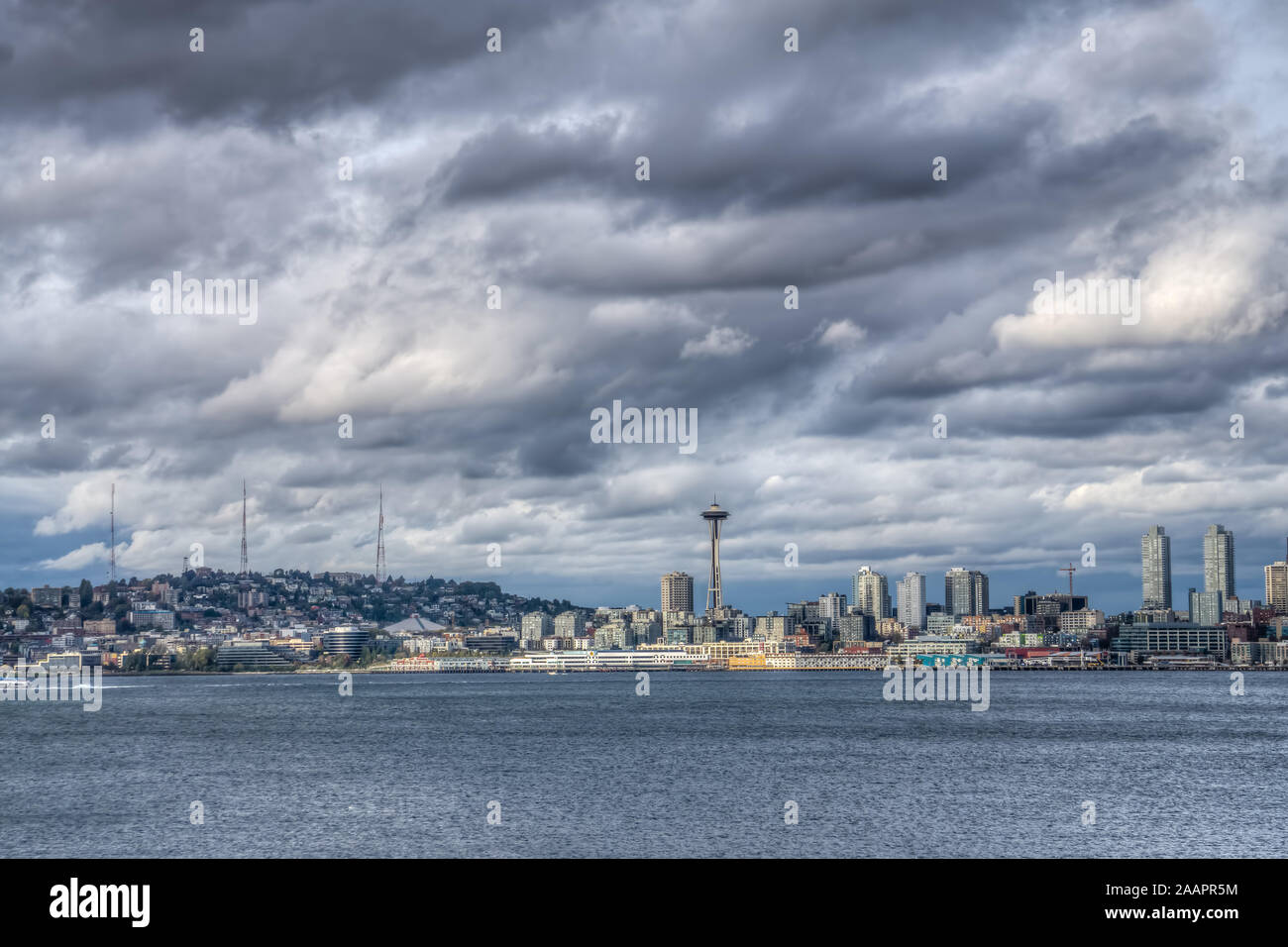 Dark clouds hang over the Seattle skyline Stock Photo - Alamy