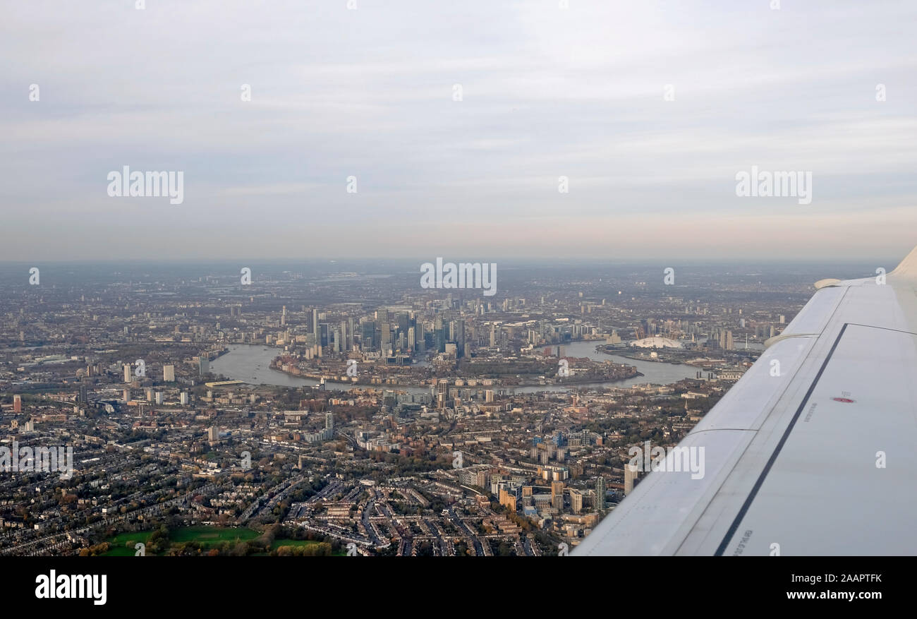 View from plane window london hi-res stock photography and images - Alamy
