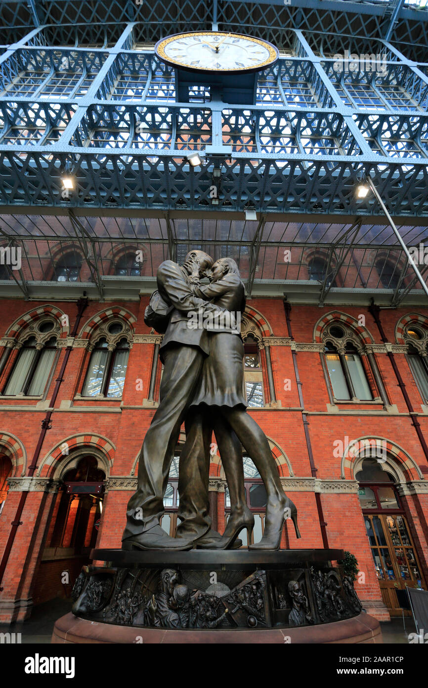 Paul Day's Meeting Place statue, known as the Lovers, St. Pancras ...