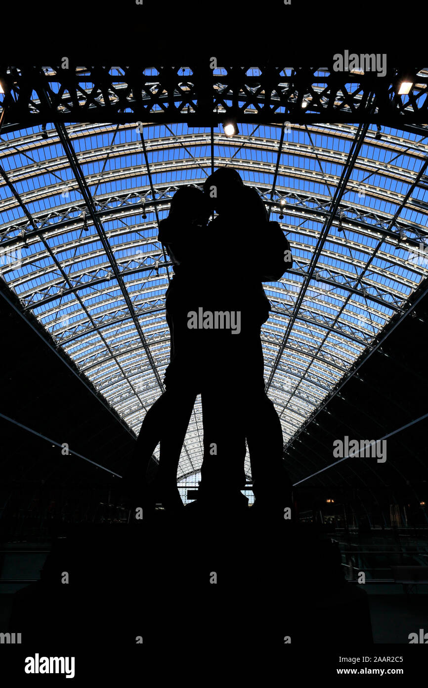 Paul Day's Meeting Place statue, known as the Lovers, St. Pancras ...