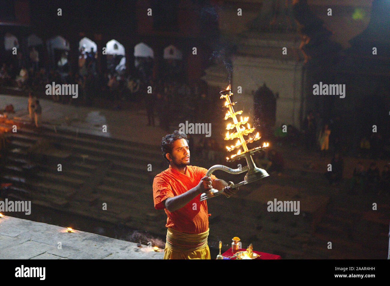 Cremation ceremony at pashupatinath temple hi-res stock photography and ...