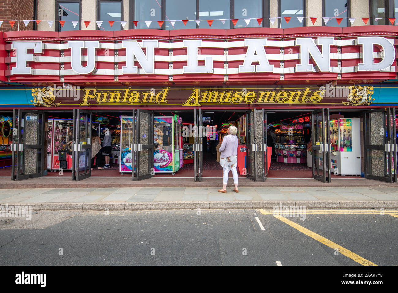 Whitby town amusements hi-res stock photography and images - Alamy