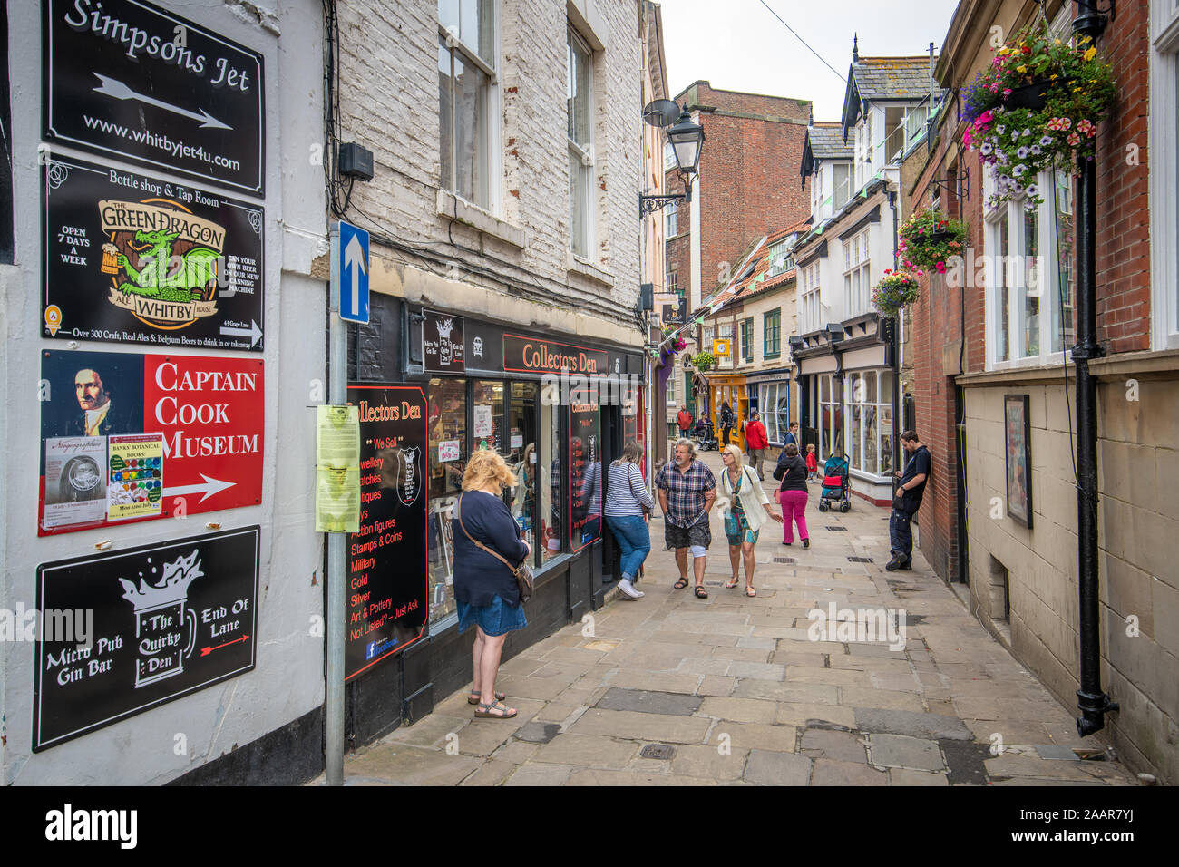 Streets of whitby hi-res stock photography and images - Alamy