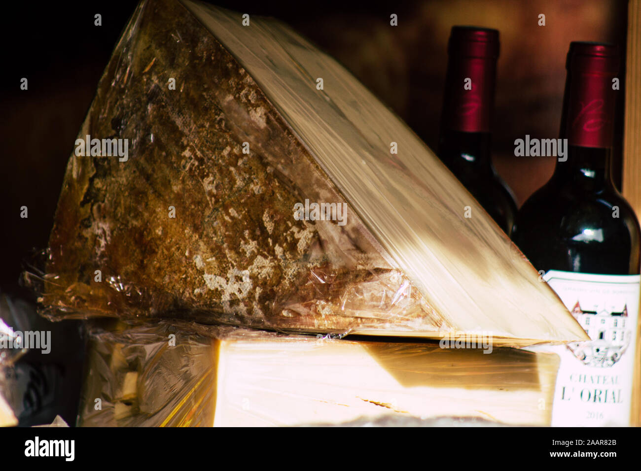 France market cheese tourists hi-res stock photography and images - Alamy