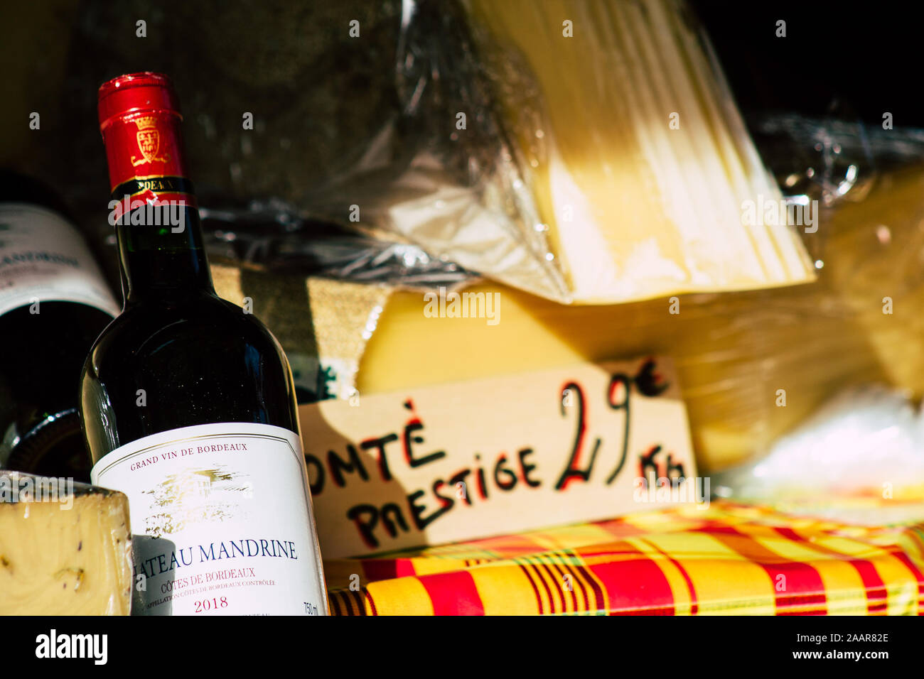 France market cheese tourists hi-res stock photography and images - Alamy