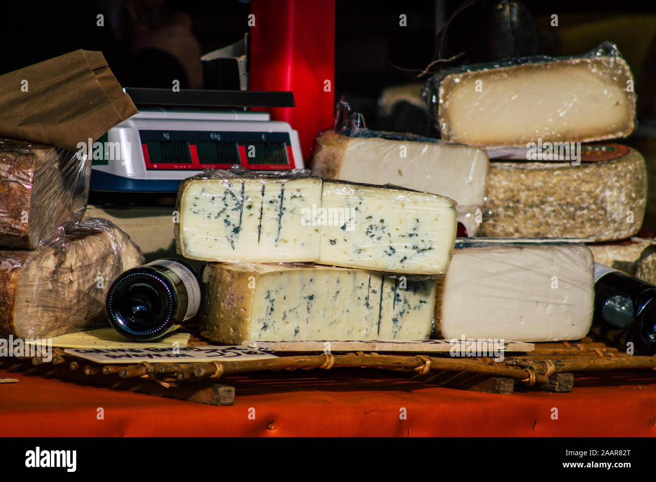 France market cheese tourists hi-res stock photography and images - Alamy