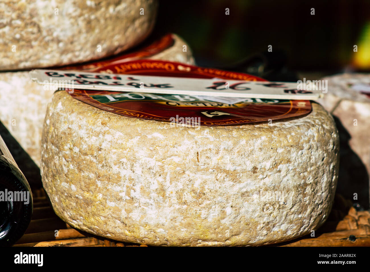 France market cheese tourists hi-res stock photography and images - Alamy