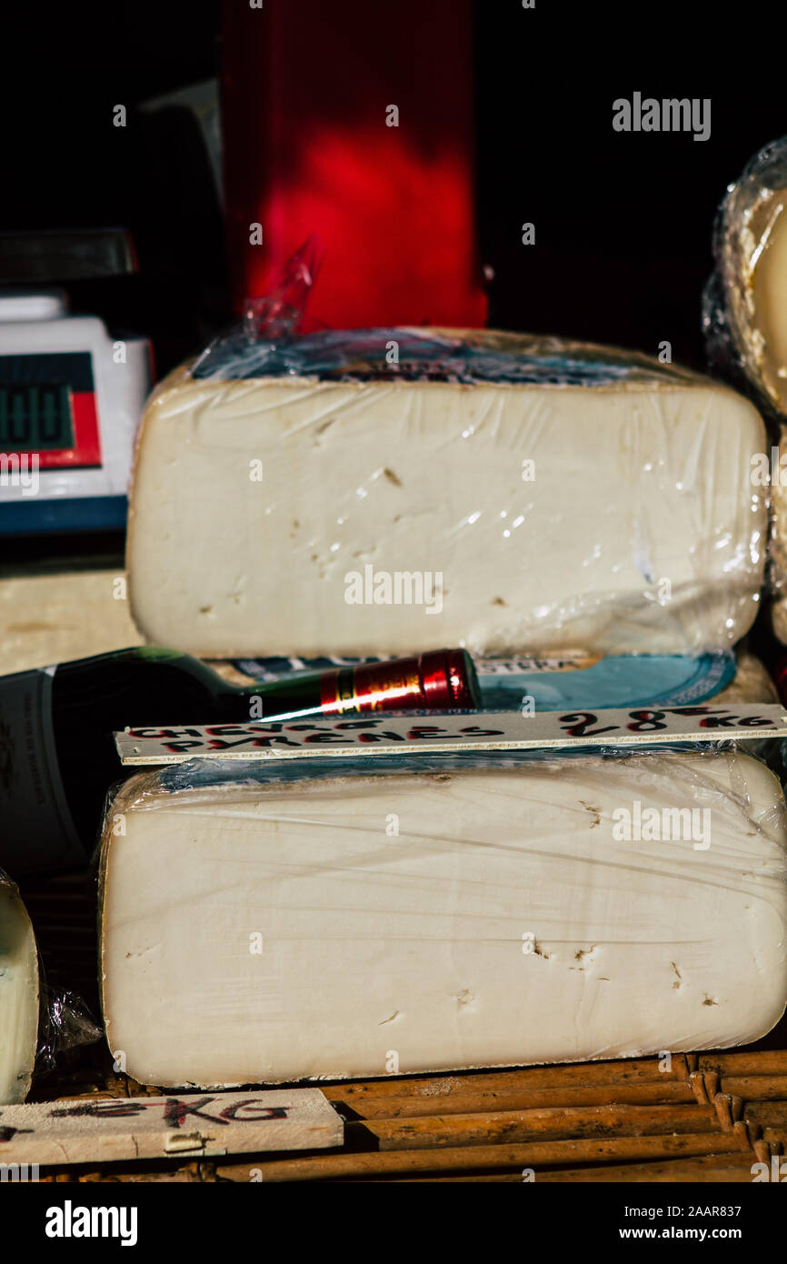 France market cheese tourists hi-res stock photography and images - Alamy