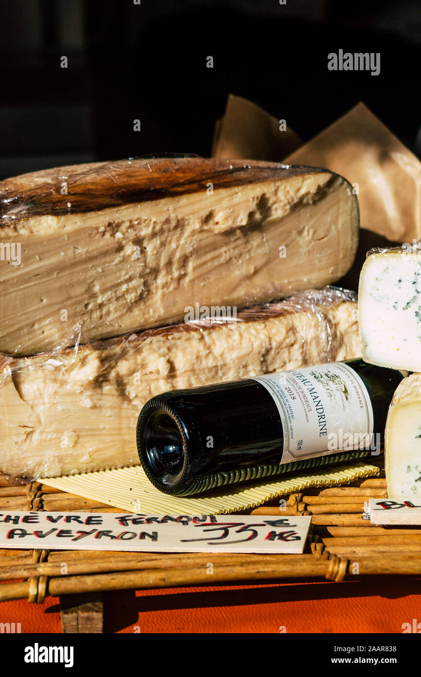 France market cheese tourists hi-res stock photography and images - Alamy